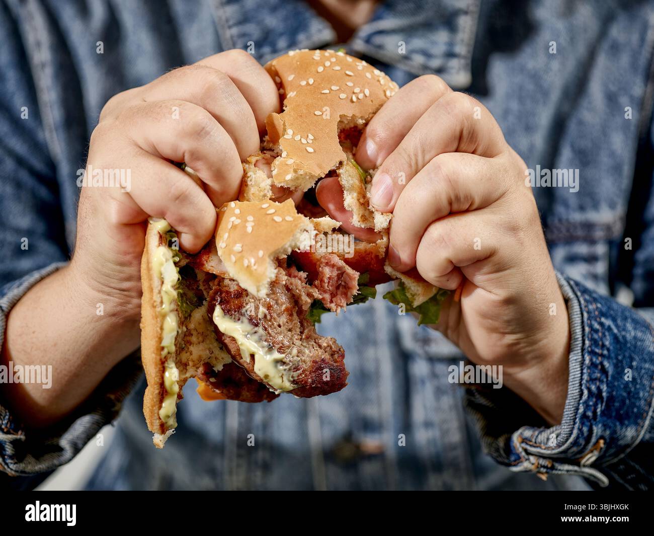 Burger in hand close up hi-res stock photography and images - Alamy