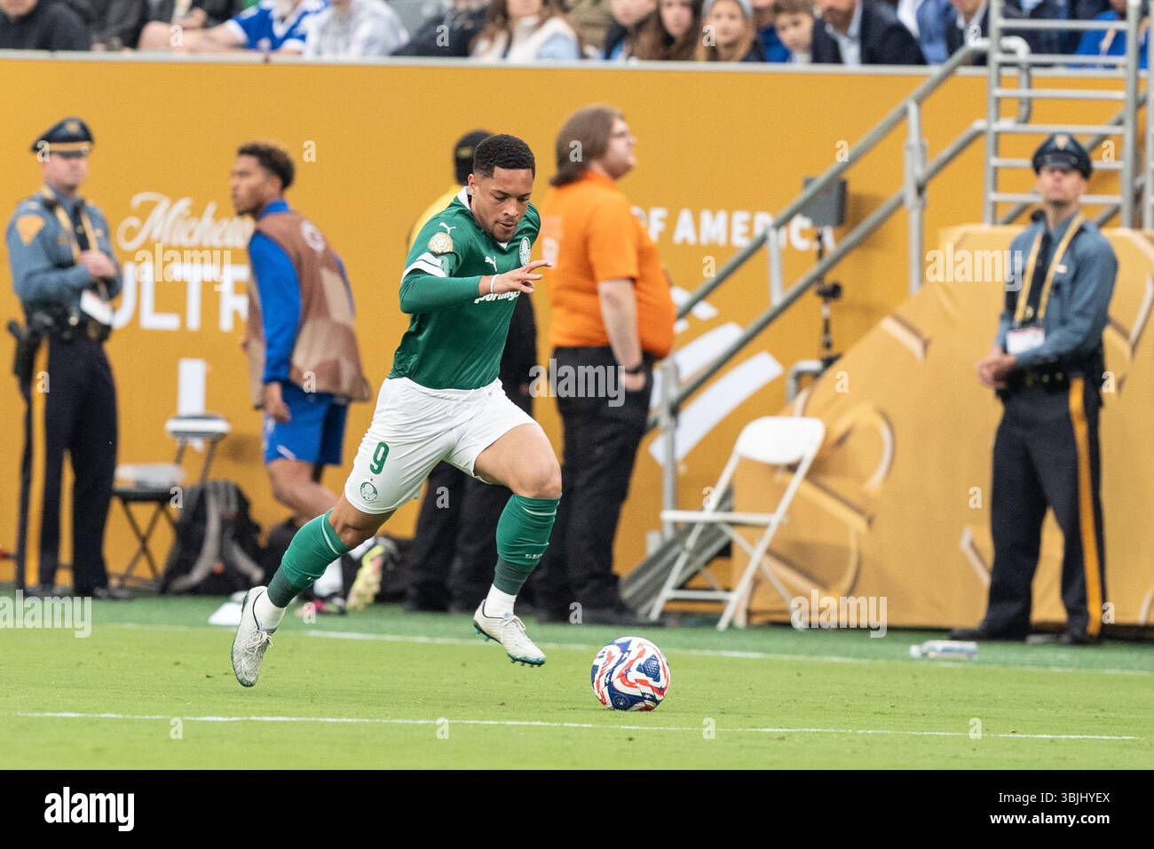 East Rutherford, NJ, June 15, 2025: Vitor Roque (9) of Palmeiras ...