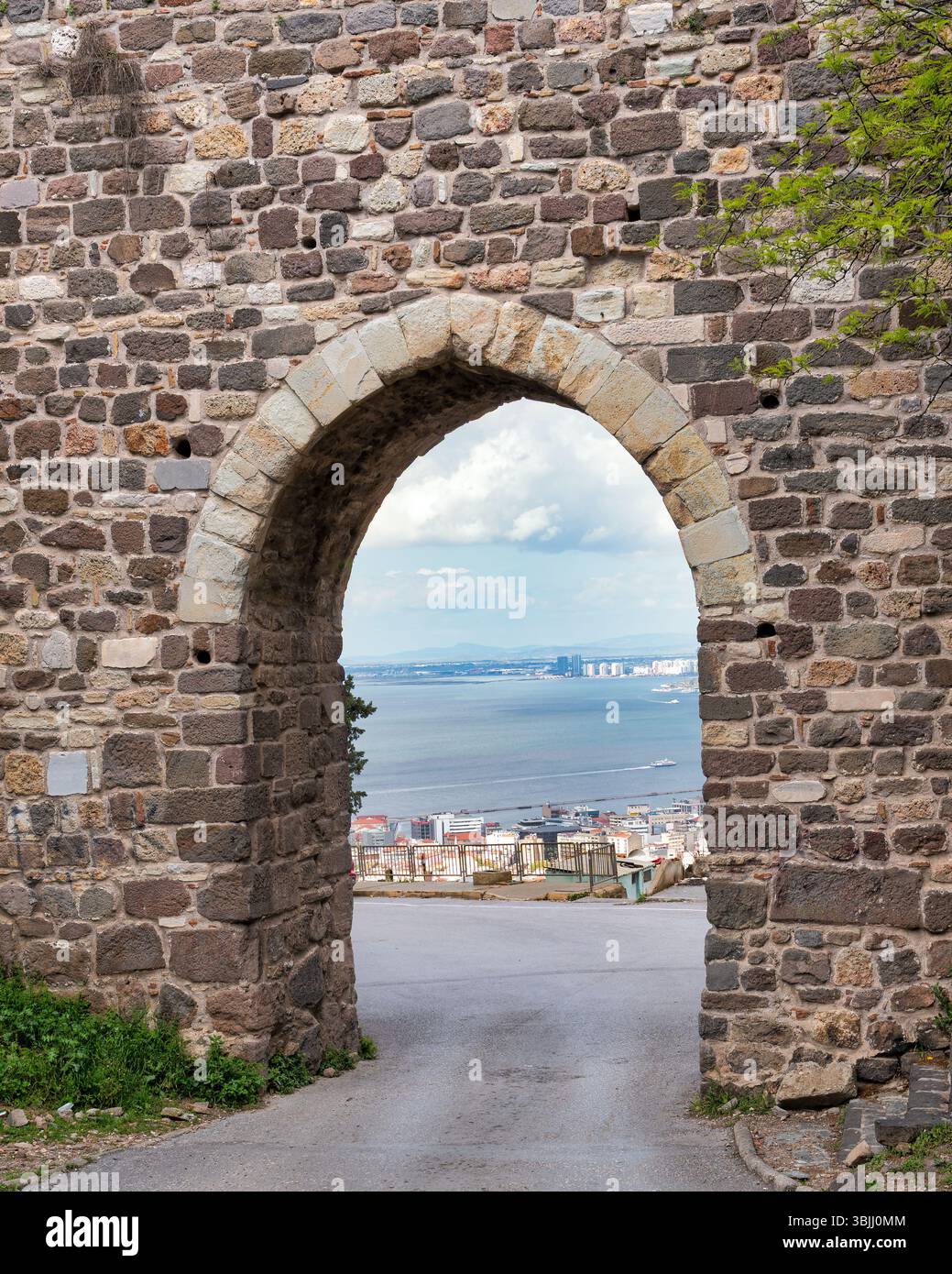 Historic stone archway sea hi-res stock photography and images - Alamy