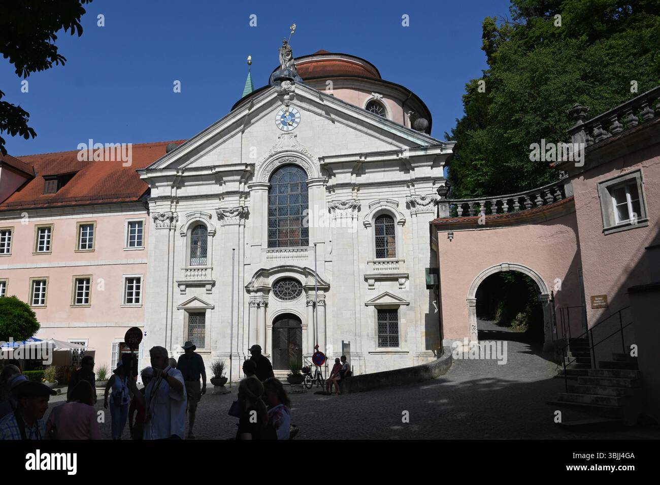 Die Klosterkirche St. Georg der Benediktinerabtei Weltenburg am ...