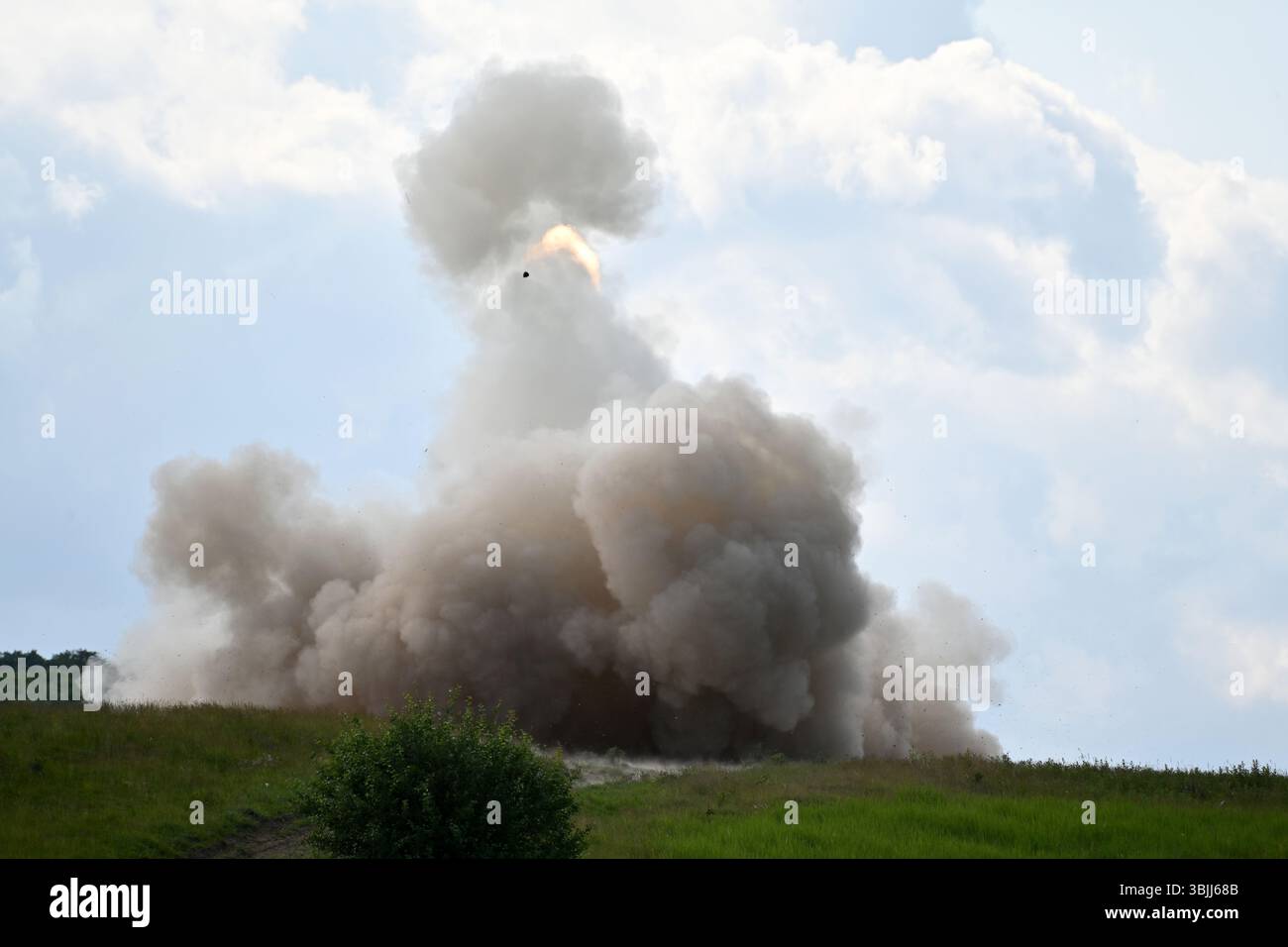 U.S. Soldiers assigned to 1st Battalion, 77th Field Artillery Regiment ...
