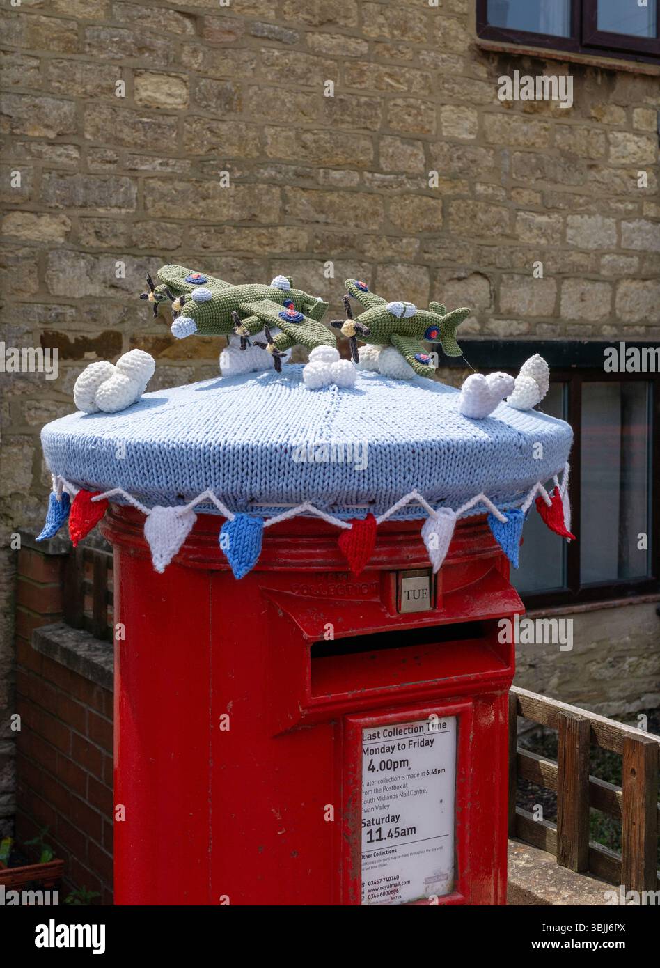 Yarn bombing knitted artwork hi-res stock photography and images - Alamy