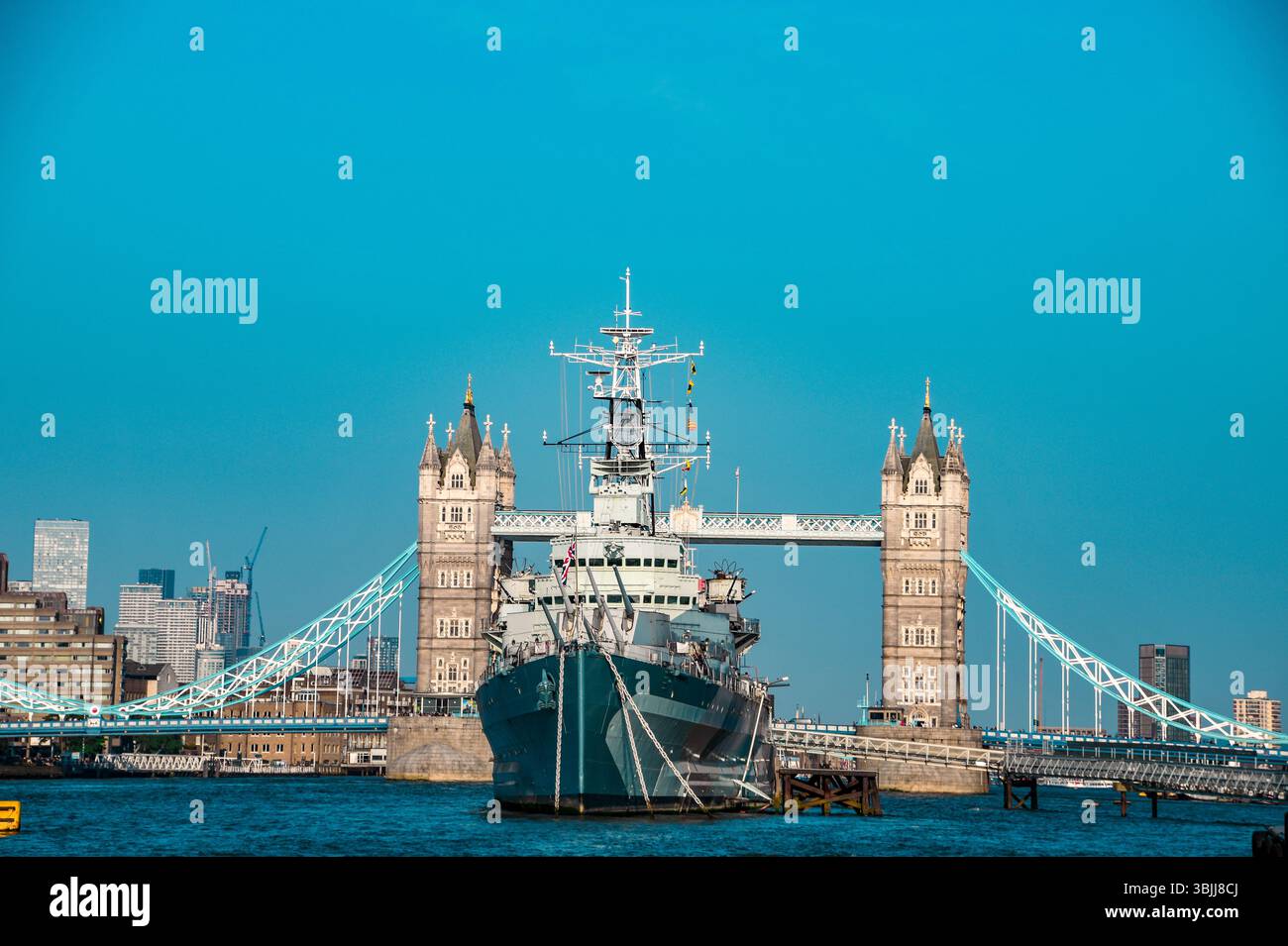 Hms belfast warship tower bridge hi-res stock photography and images - Alamy