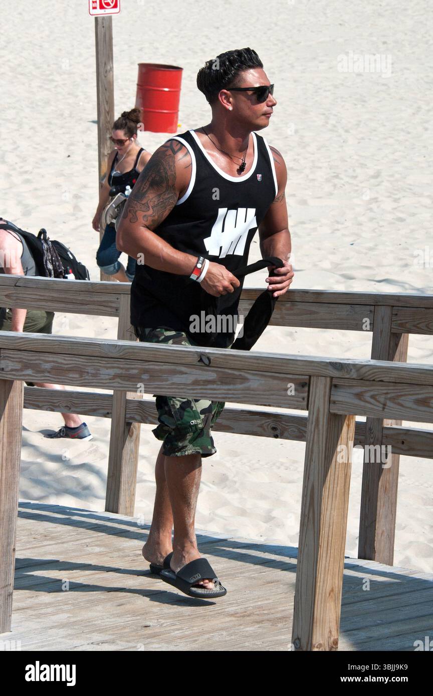 Paul DelVecchio aka Pauly D filming 'Jersey Shore' in New Jersey - 20 ...