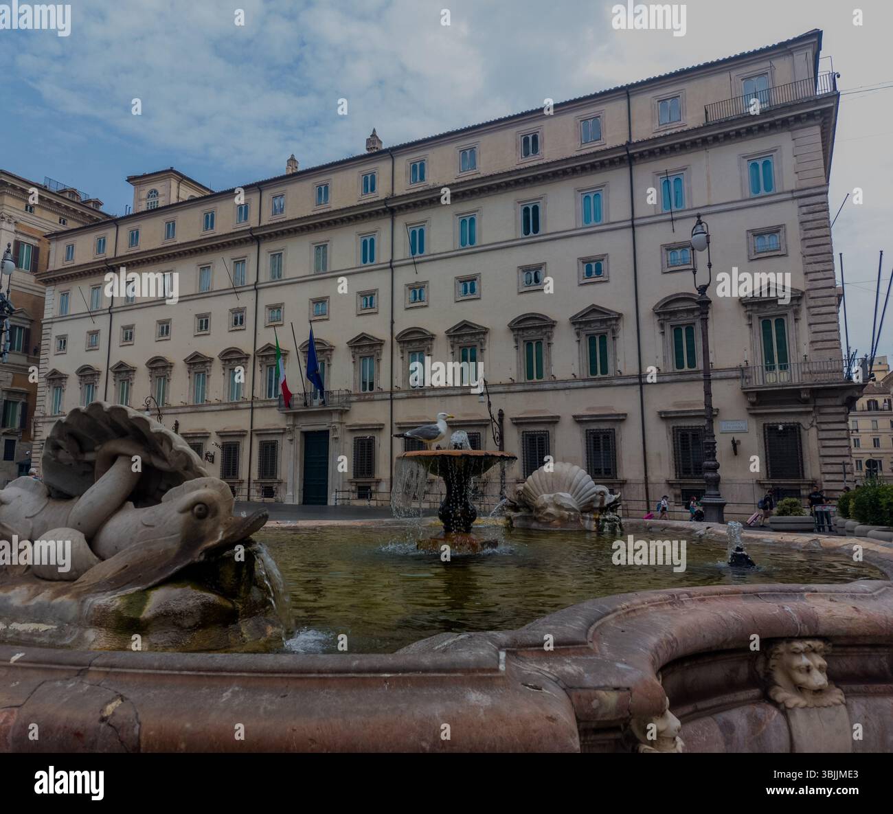 AN EXTERNAL VIEW OF THE CHIGI PALACE. THE ITALIAN GOVERNMENT Stock ...