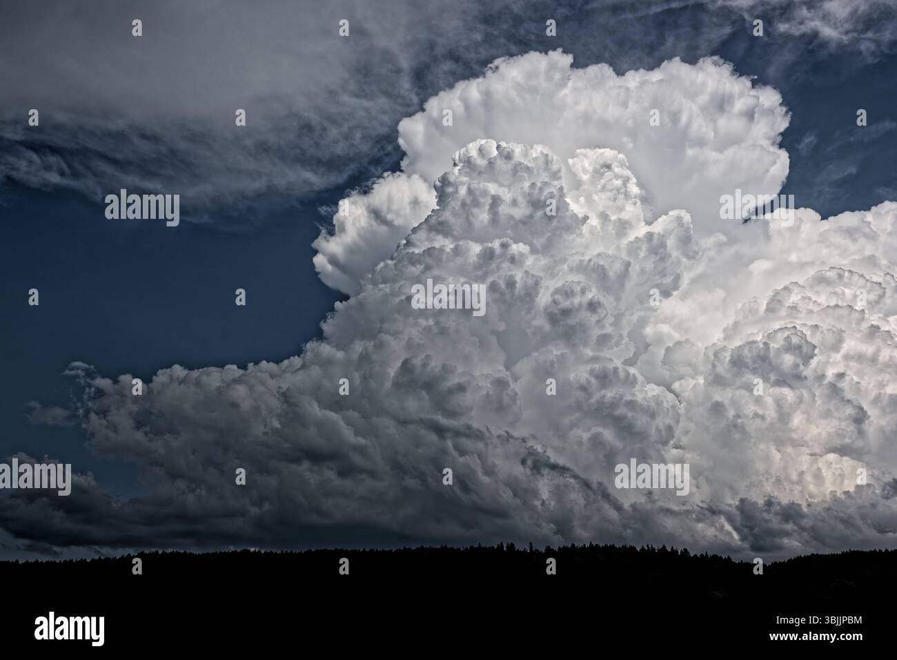 Unwetterwarnung. Die gefährliche Gewitterzelle bildet sich . Siegsdorf ...