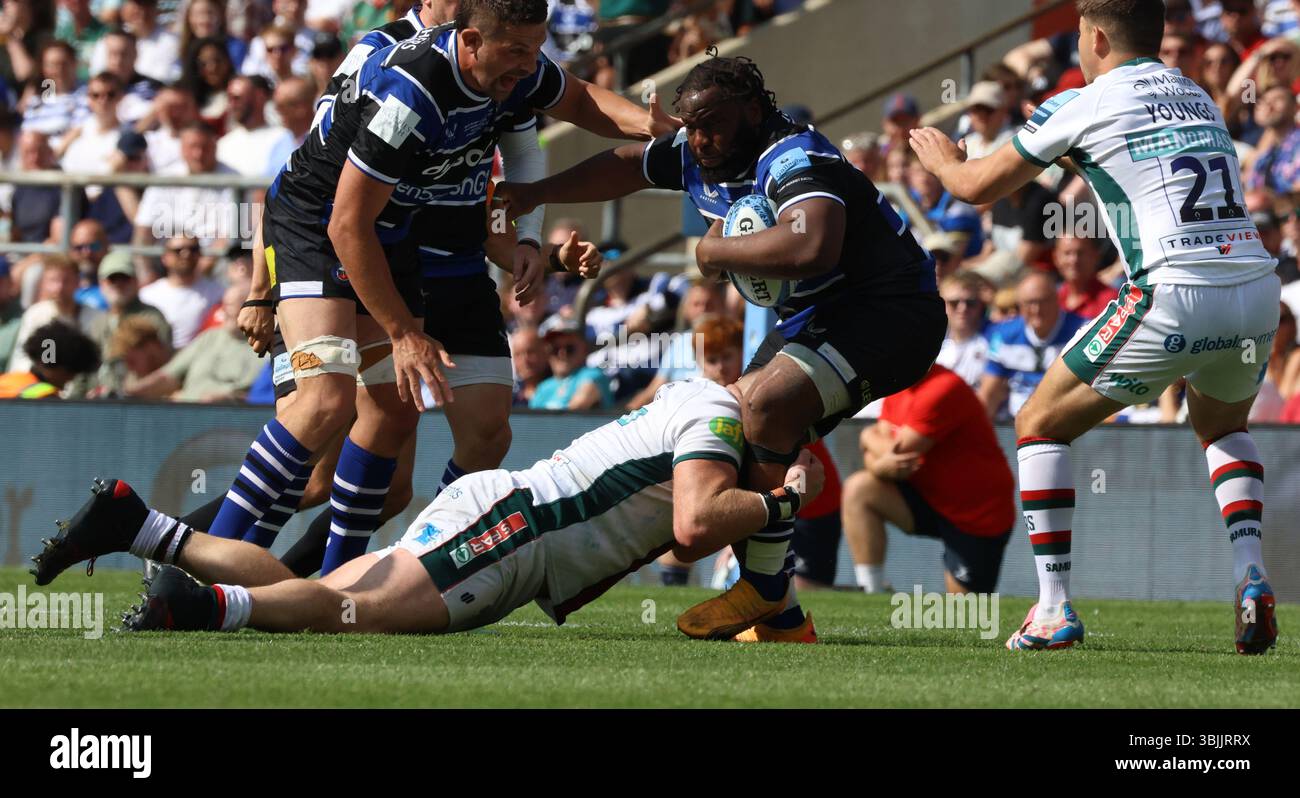 London, UK. 12th Aug, 2025. Bath's Rugby Beno Obano(England) (Blue) in ...