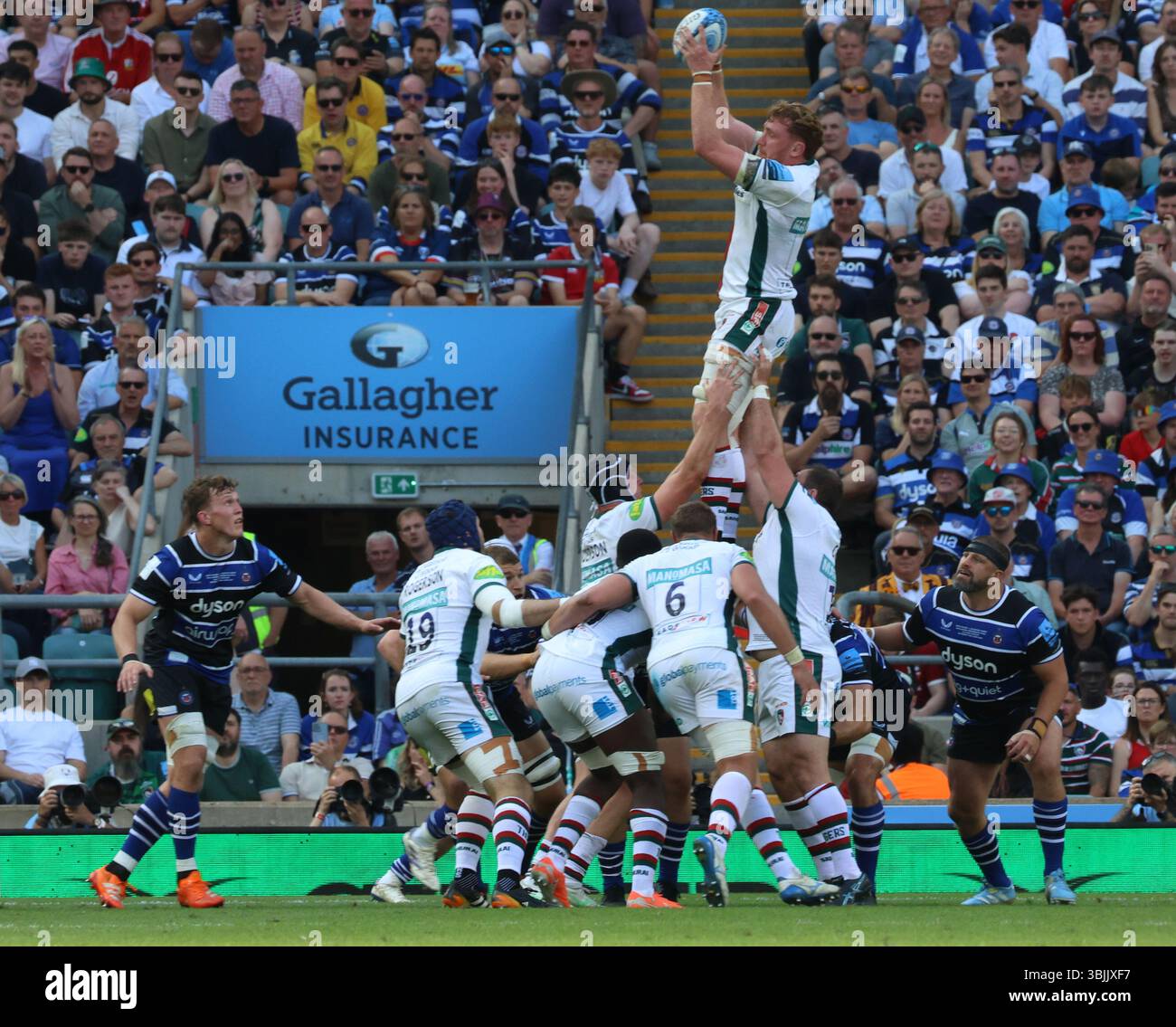 Ollie Chessum of Leicester Tigers in action during Gallagher English ...