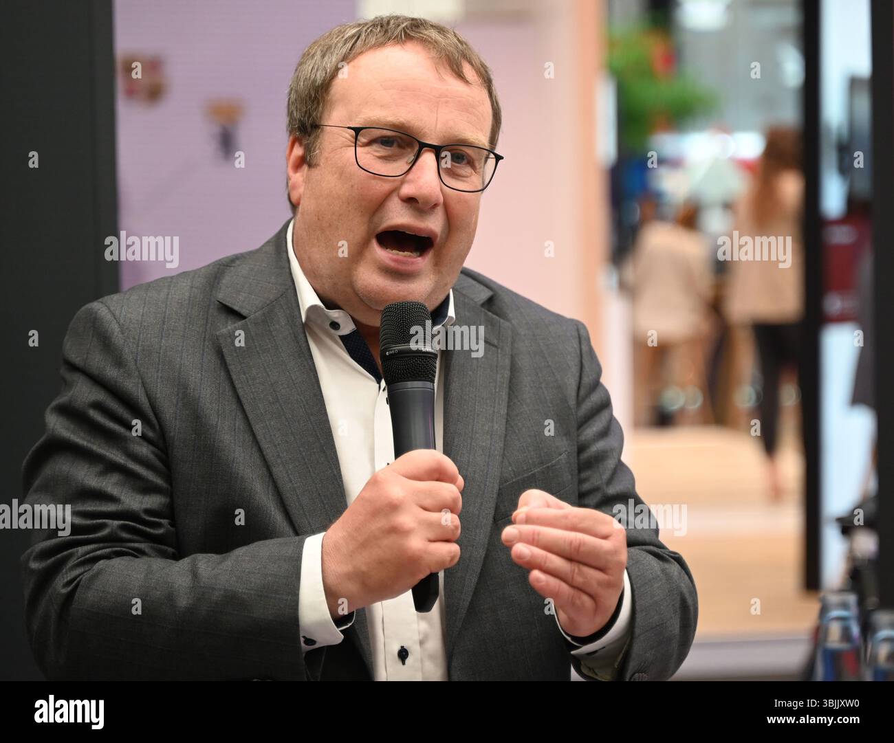 16 June 2025, Hamburg: Oliver Krischer (Alliance 90/The Greens ...