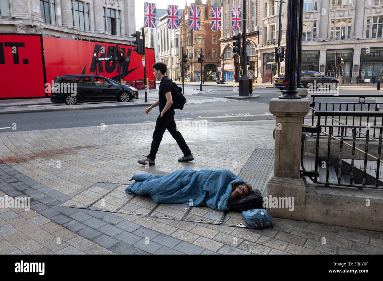 Homeless people rough sleeping on the streets of London, in the City of ...