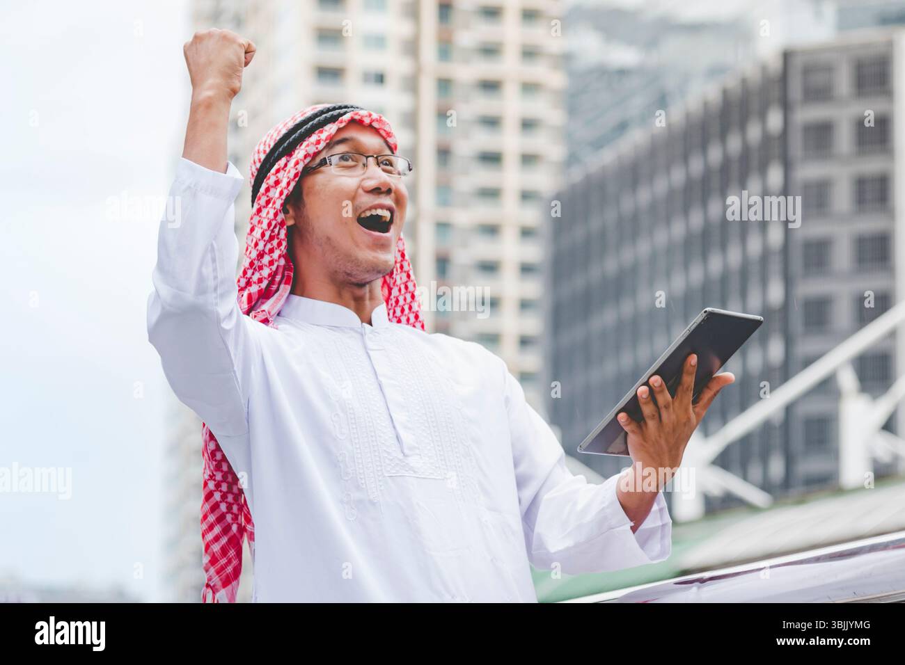 Islamic man using smartphones app organize schedule agenda focus on ...