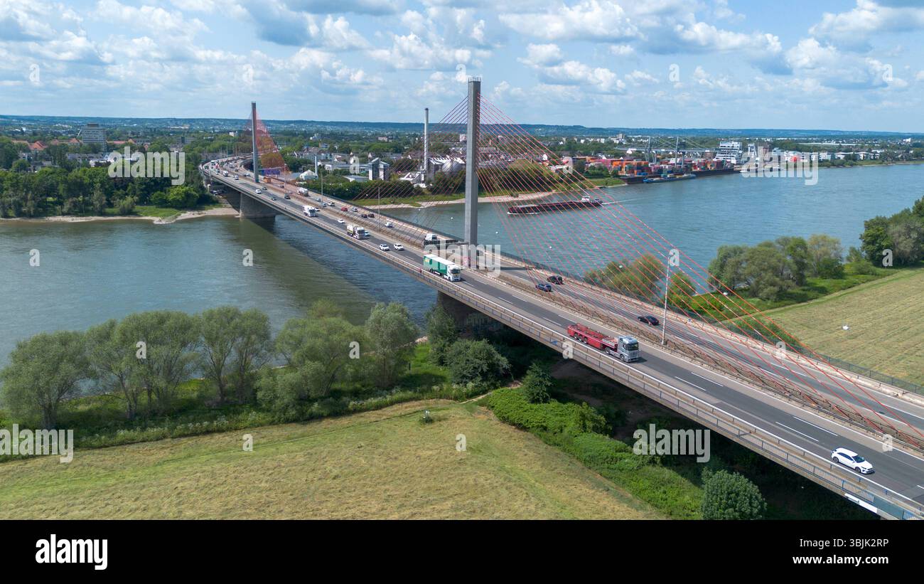 Die Drohnenaufnahme zeigt die Friedrich-Ebert-Brücke in Bonn am 16 ...
