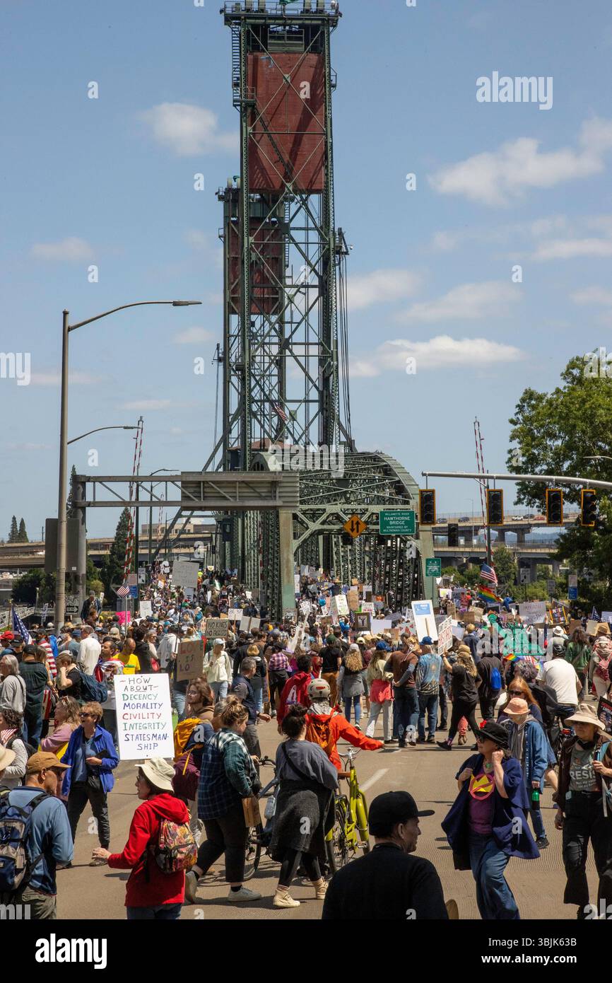 Portland, Oregon, USA. 14th June, 2025. The No Kings Protest crosses ...