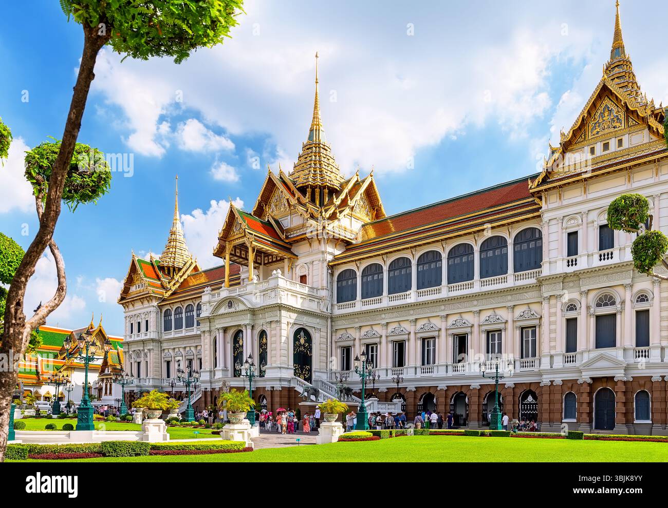 Amazing Royal grand palace in sunny day in Bangkok, Thailand. Chakri ...