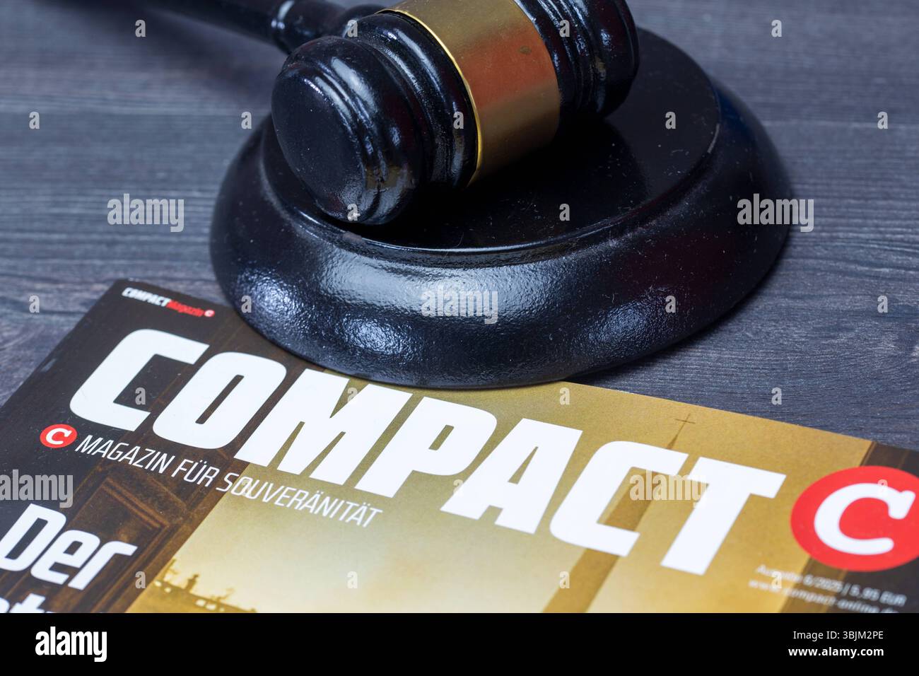 COMPACT MAGAZIN mit Richterhammer. In Leipzig wird beim ...