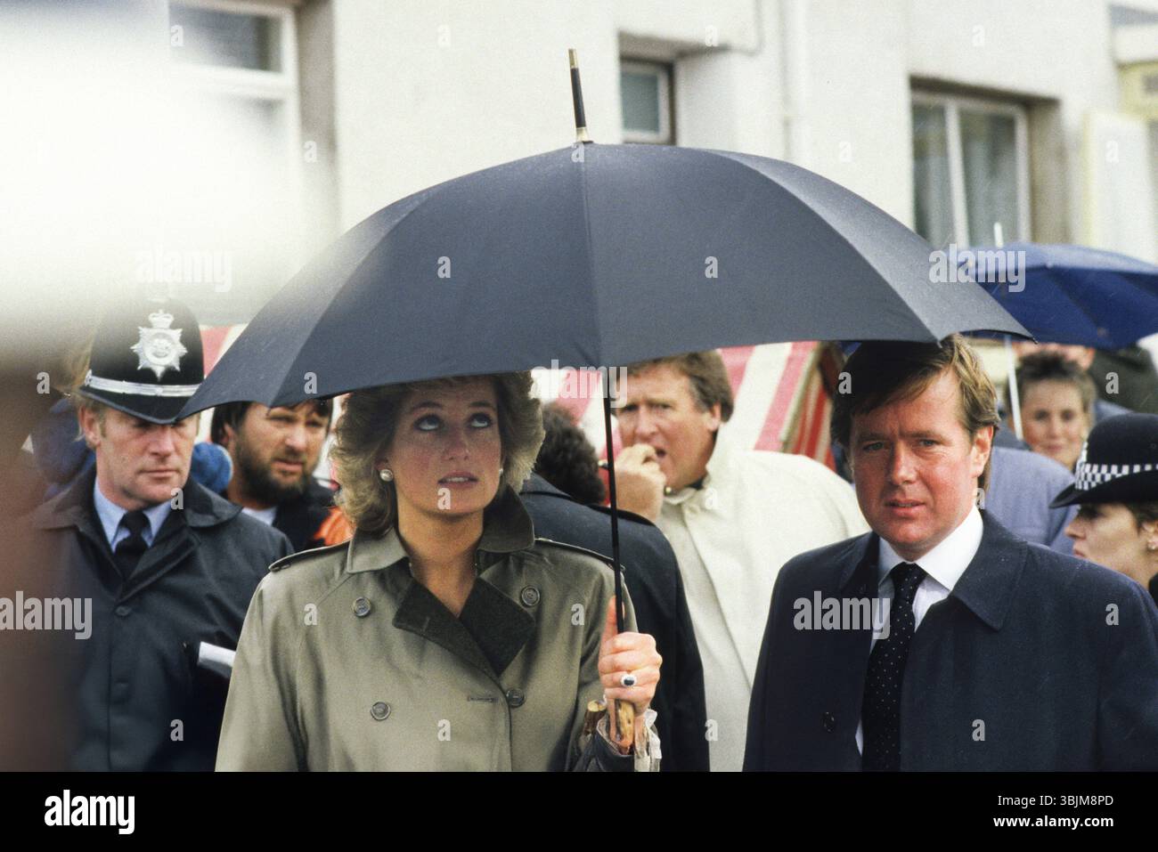 Princess Diana under umbrella with her police bodyguard Ken Wharfe ...