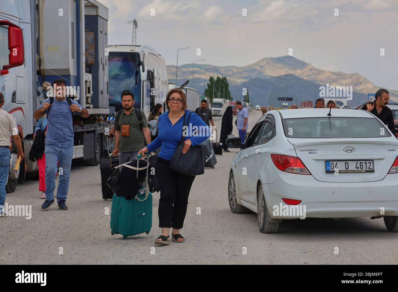 Iranians arrive to cross into Iran at Gurbulak Bazargan border post, in ...