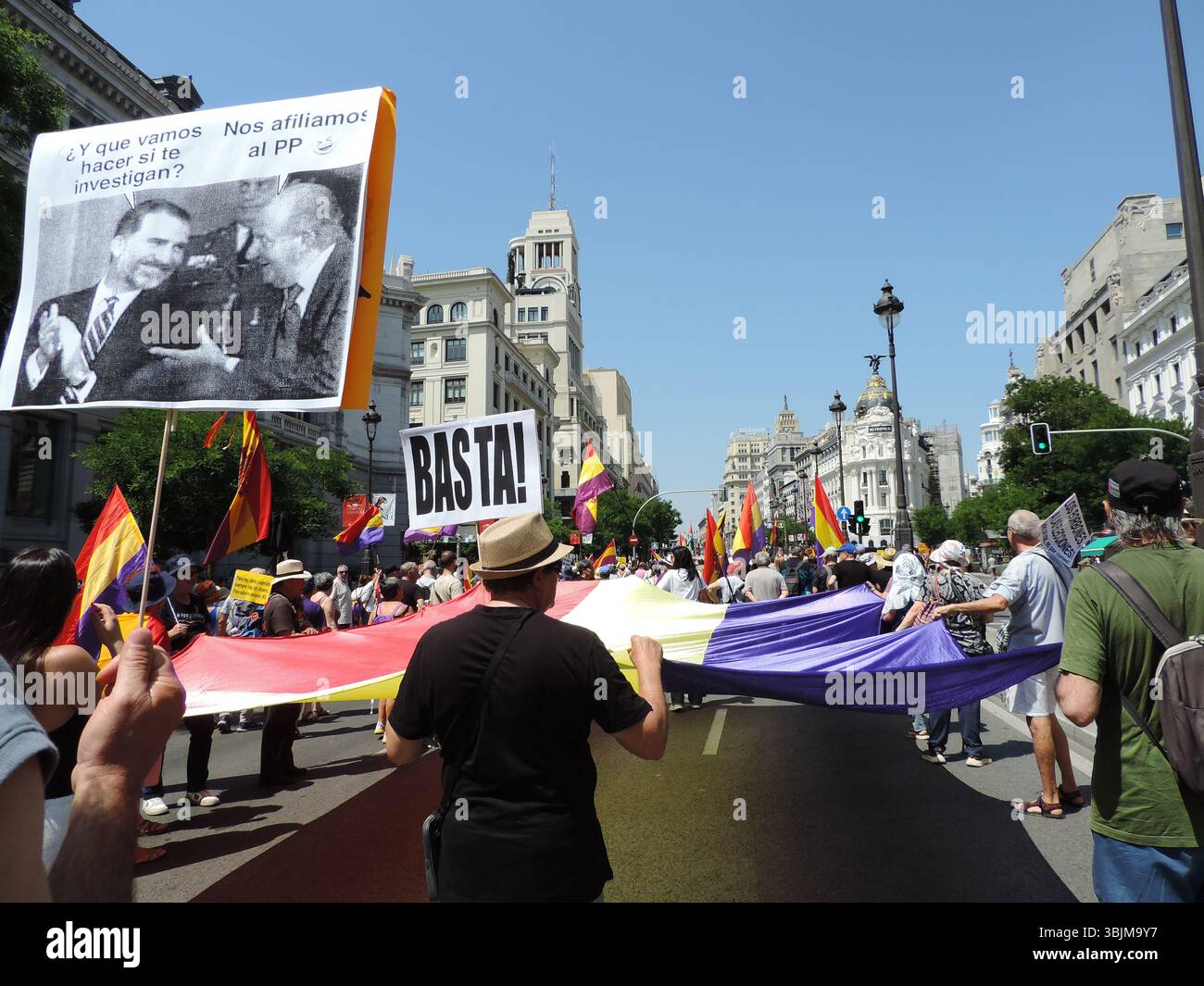 Thousands of people protest in Madrid against the monarchy and for the ...