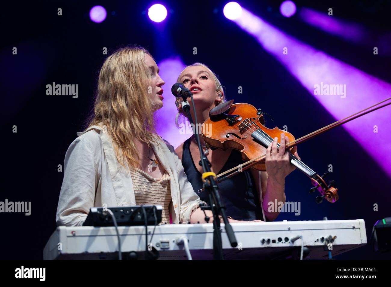 Gracie and Rachel performs last night opening Ani di Franco at Ferrara ...