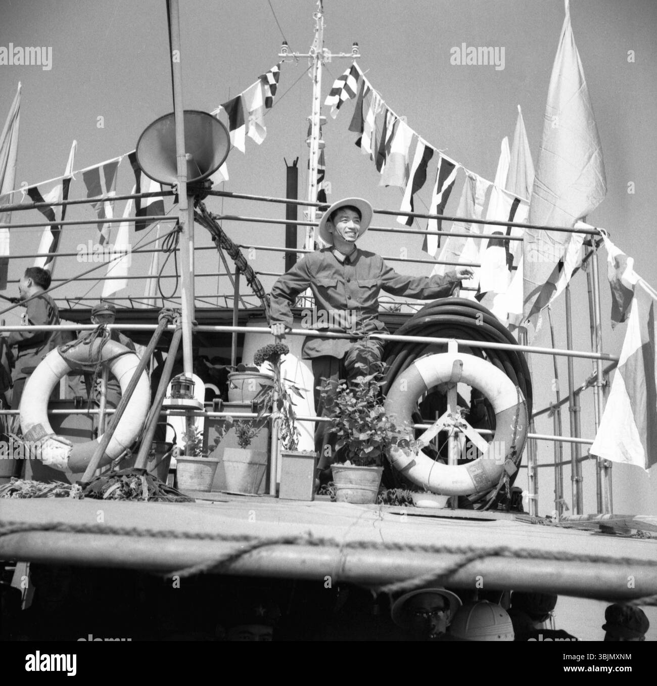 Warship decorated flags hi-res stock photography and images - Alamy