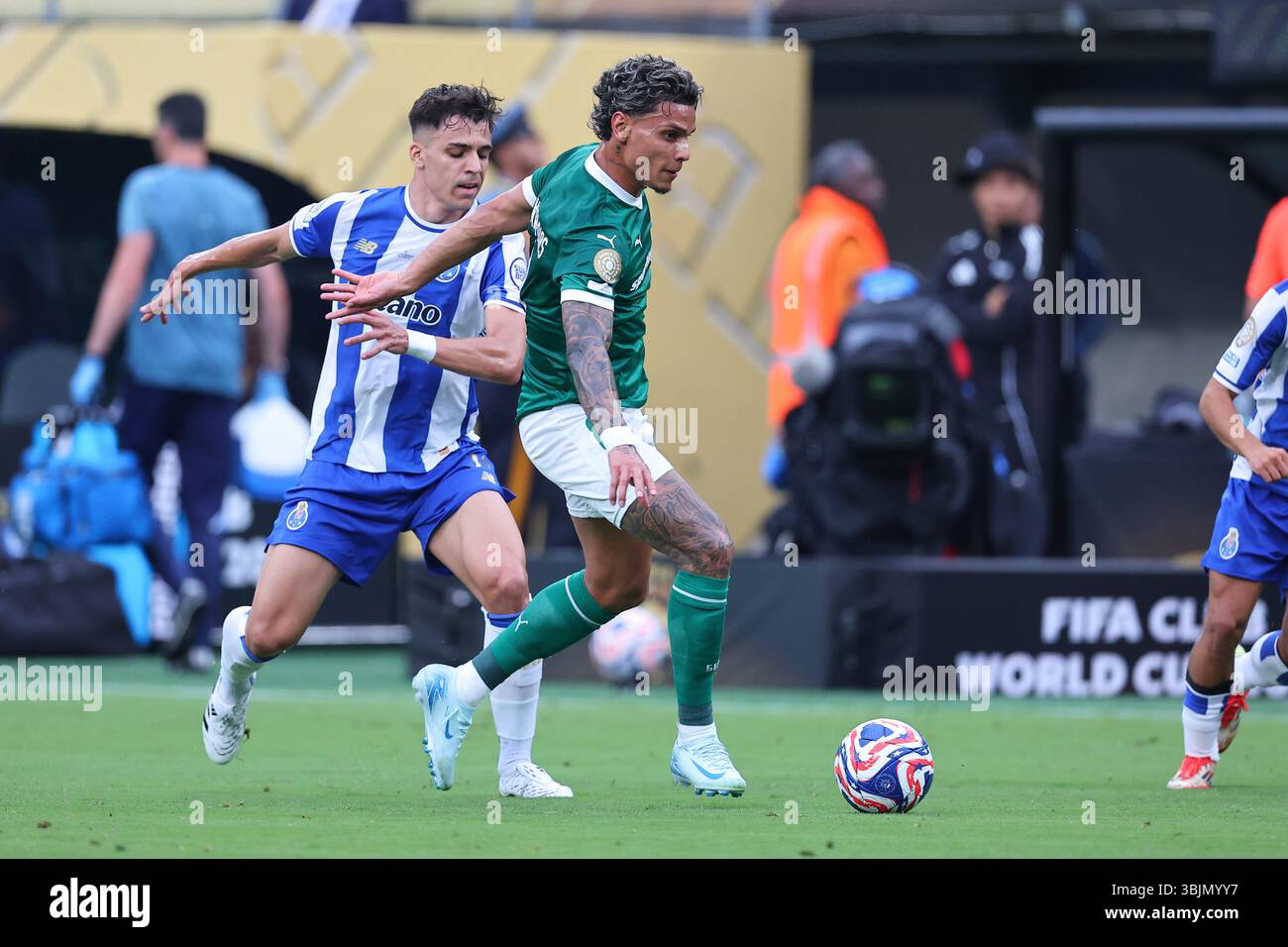 EAST RUTHERFORD, NJ - JUNE 15: Richard Rios #8 of SE Palmeiras controls ...