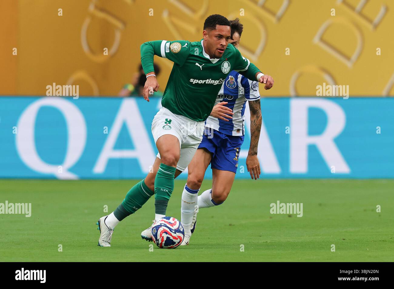 EAST RUTHERFORD, NJ - JUNE 15: Vitor Roque #9 of SE Palmeiras controls ...