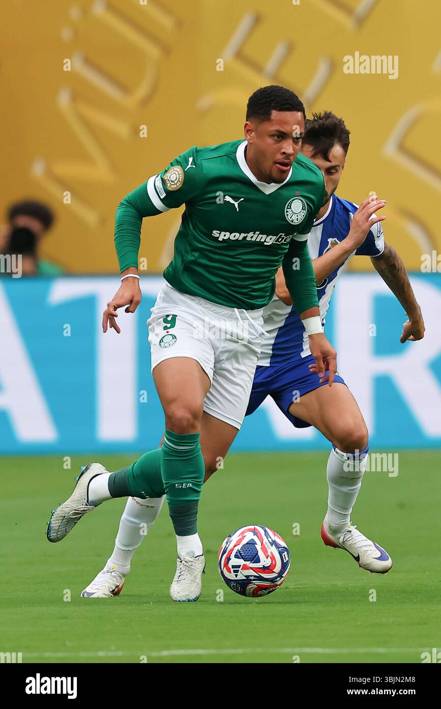 EAST RUTHERFORD, NJ - JUNE 15: Vitor Roque #9 of SE Palmeiras controls ...