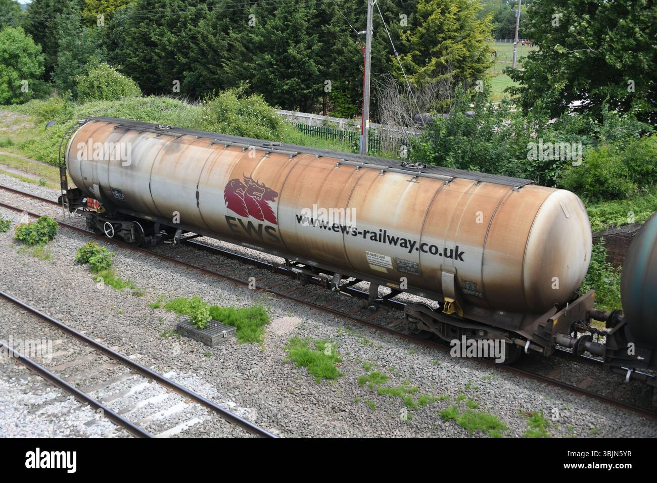 EWS Tank Wagon on the rear of train working 6M57 Lindsey Oil Refinery ...