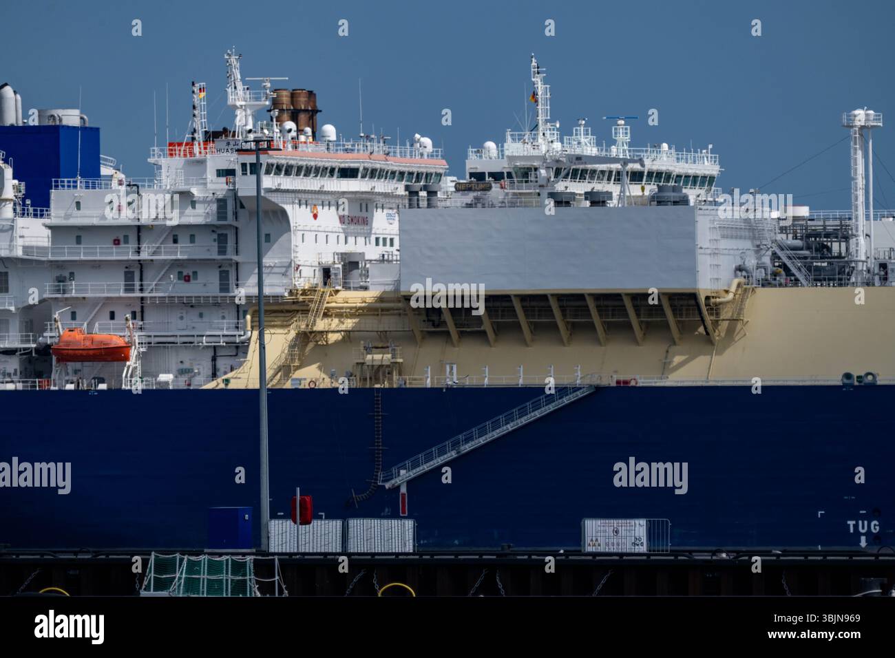 Mukran, Germany. 16th June, 2025. The LNG tanker "Huashan" transfers ...