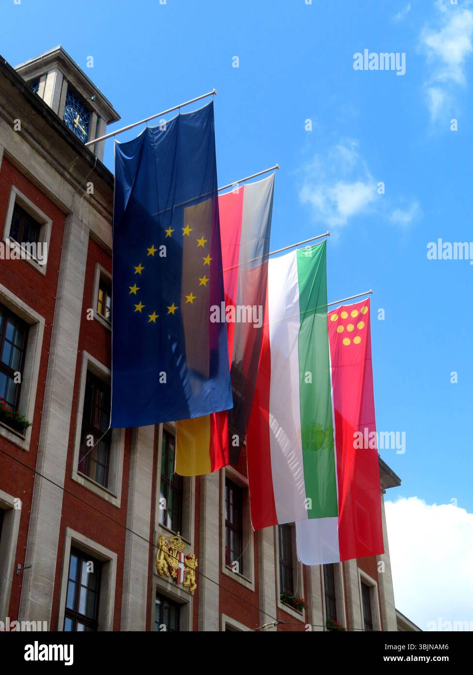 ...macht doch richtig was her - so ein Flaggen Ensemble am Rathaus ...