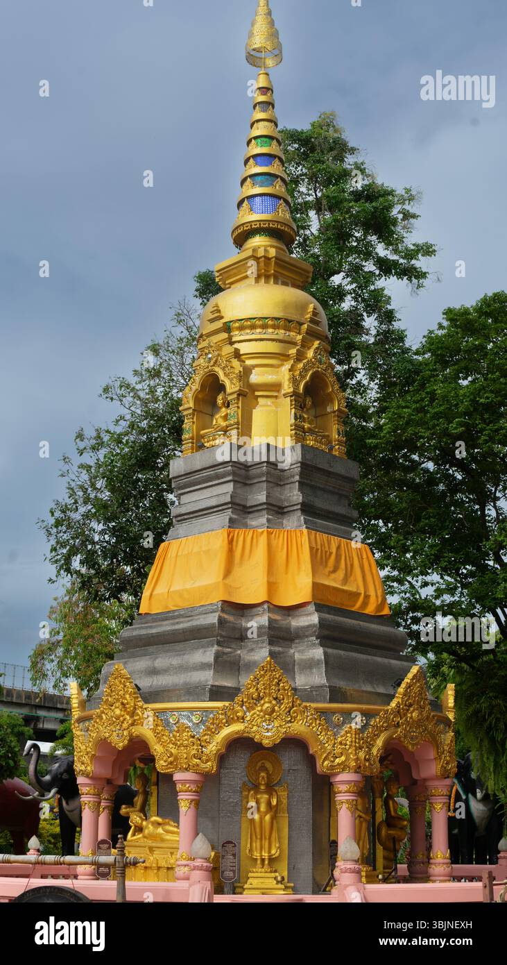 Golden stupa temple blue hi-res stock photography and images - Alamy