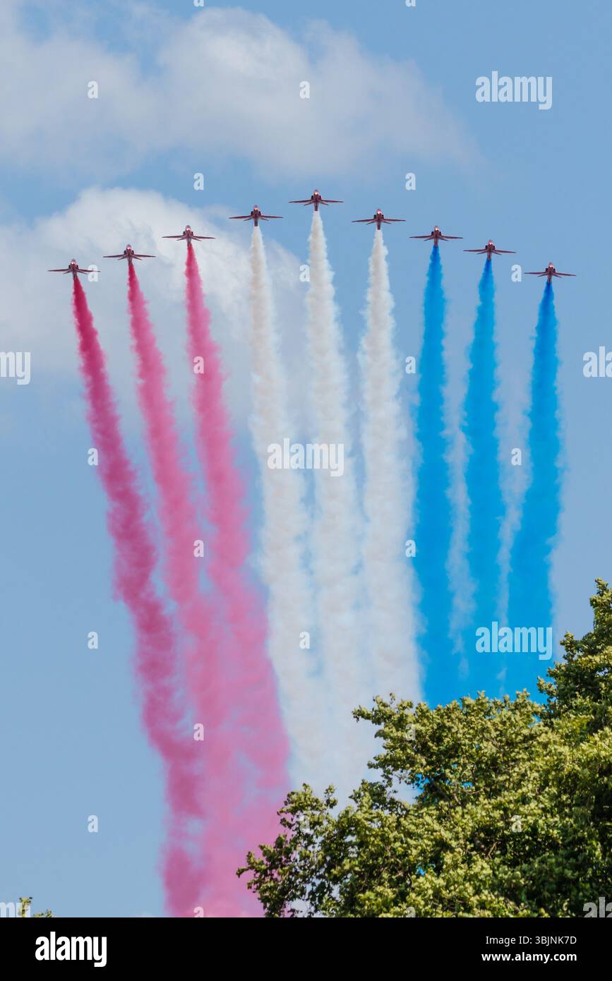 The world famous Red Arrows flying over The Mall, towards Buckingham ...
