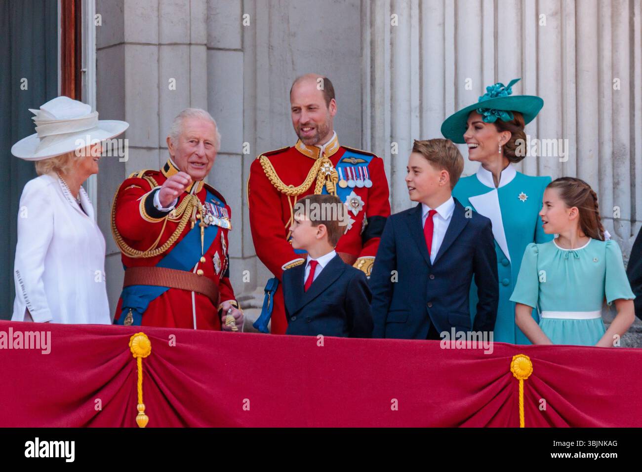 Members of the British Royal Family on the Buckingham Palace balcony ...