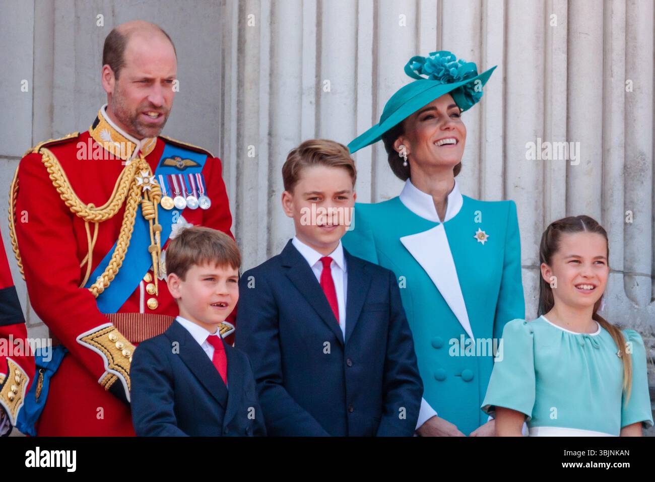 Members of the British Royal Family on the Buckingham Palace balcony ...