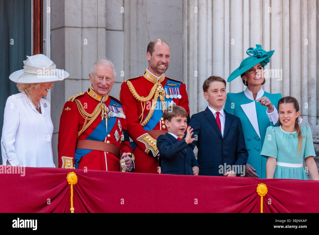 Members of the British Royal Family on the Buckingham Palace balcony ...