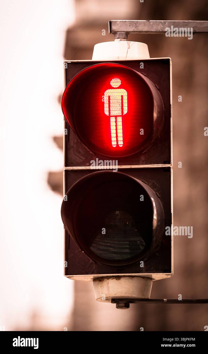 Pedestrian crossing signal red hi-res stock photography and images - Alamy