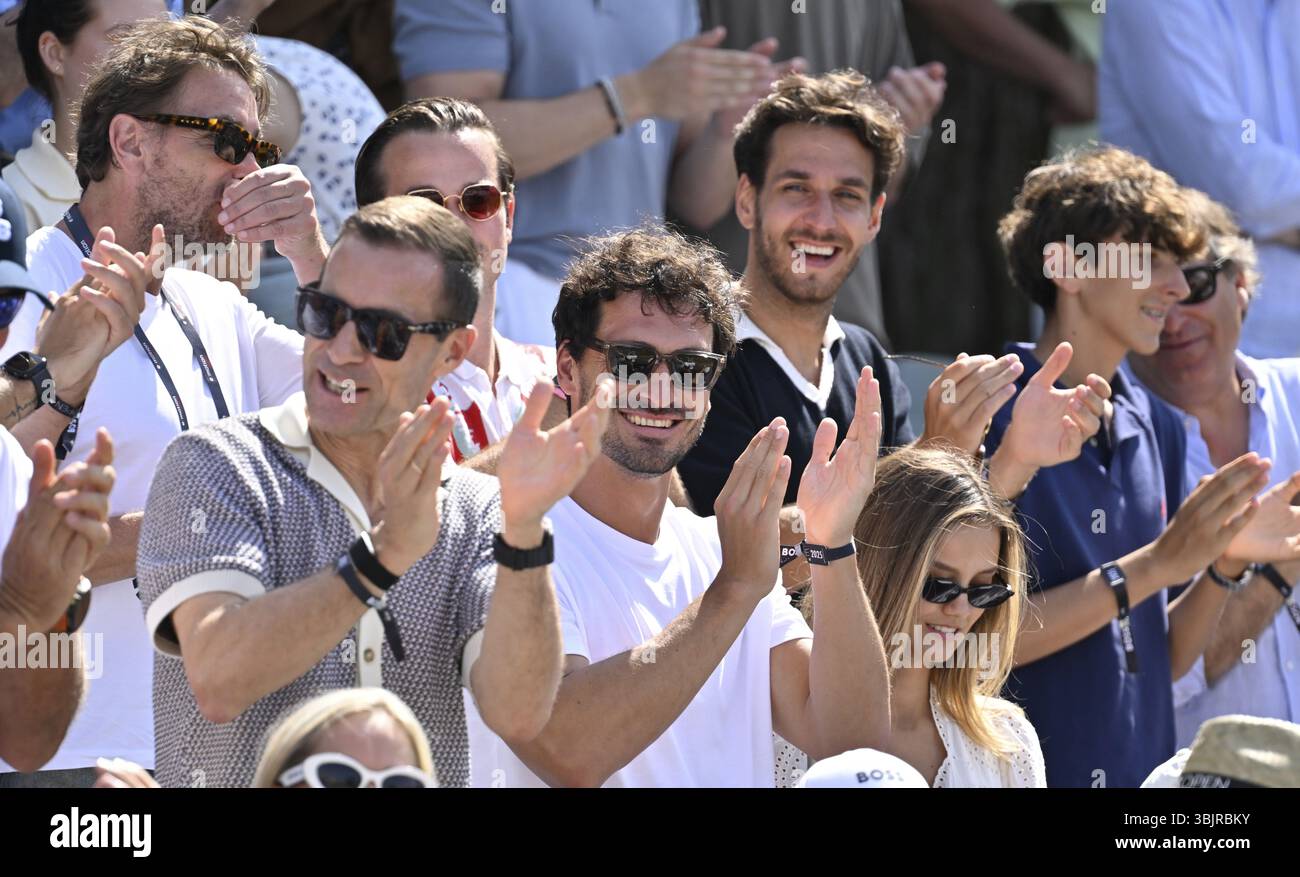 From left, actor Mark Keller, presenter Kai Pflaume, Mats Hummels with ...