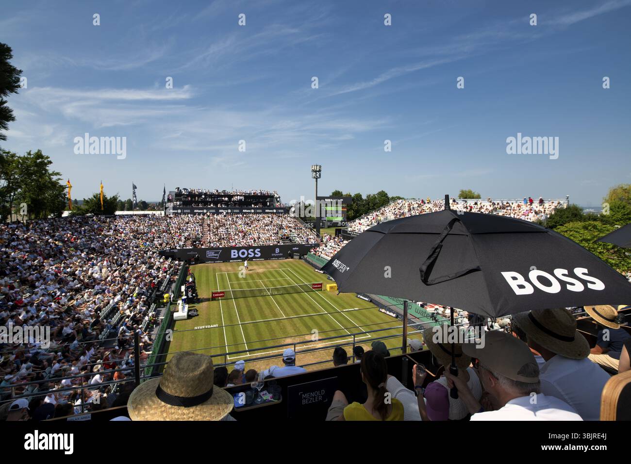 Overview, long shot, spectators, visitors, centre court, sky, blue, sold out, parasol, logo ...