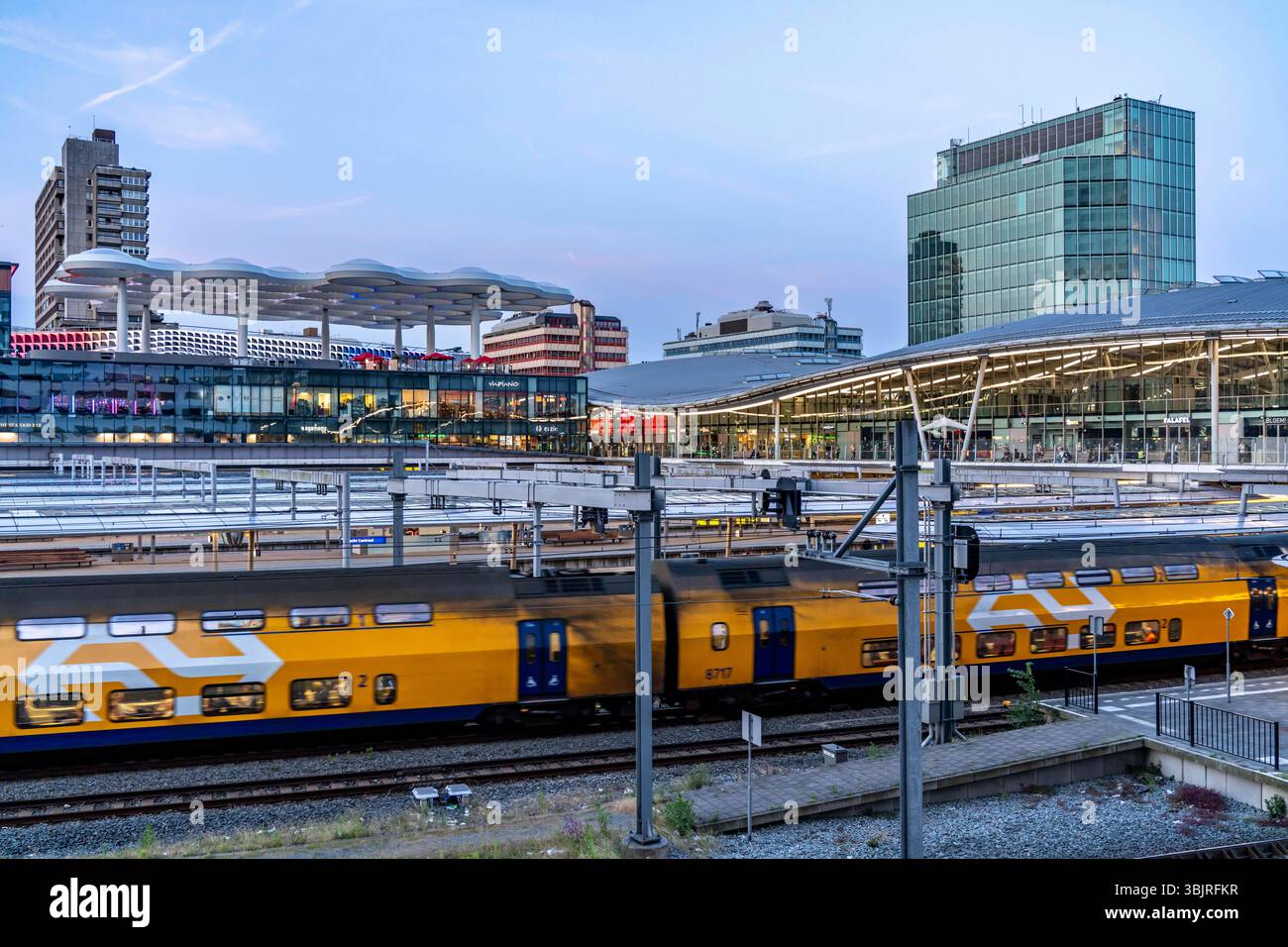 Der Hauptbahnhof Utrecht Centraal, am Einkaufszentrum Hoog Catharijne ...