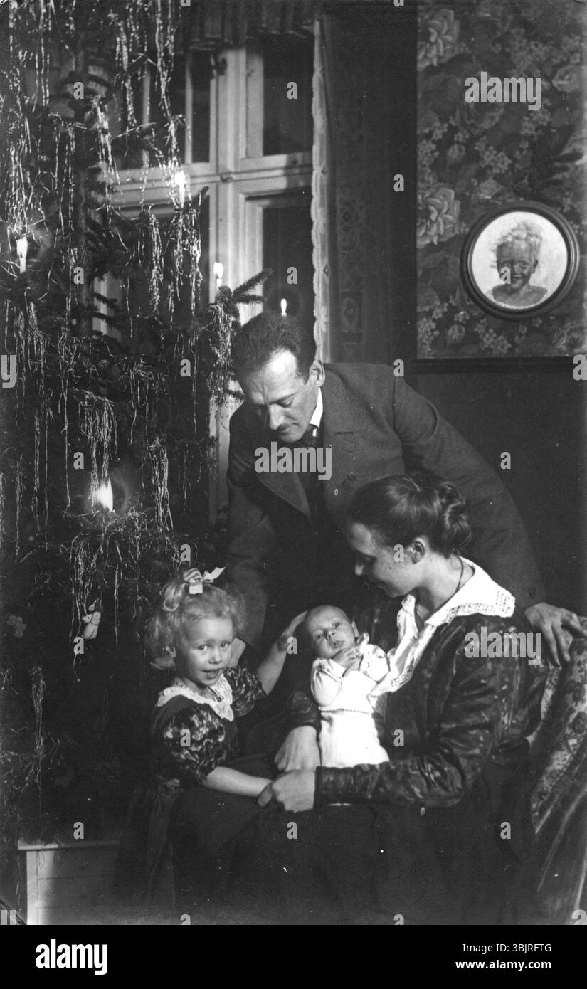 Christmas Eve, 1920s, family in the living room with Christmas tree and ...
