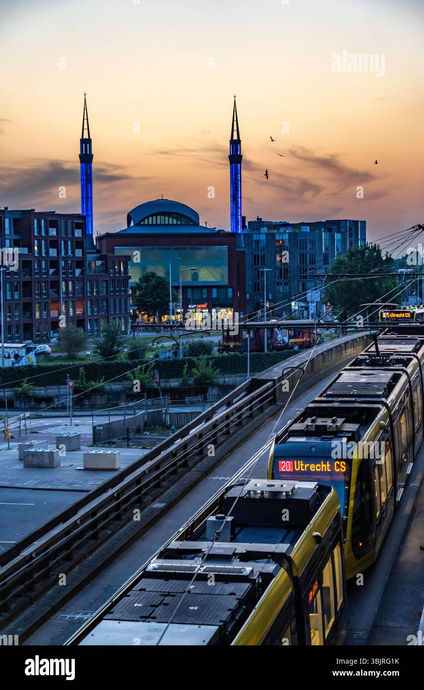 Innenstadt von Utrecht, Mosque Ulu Camii, Moschee am Hauptbahnhof ...