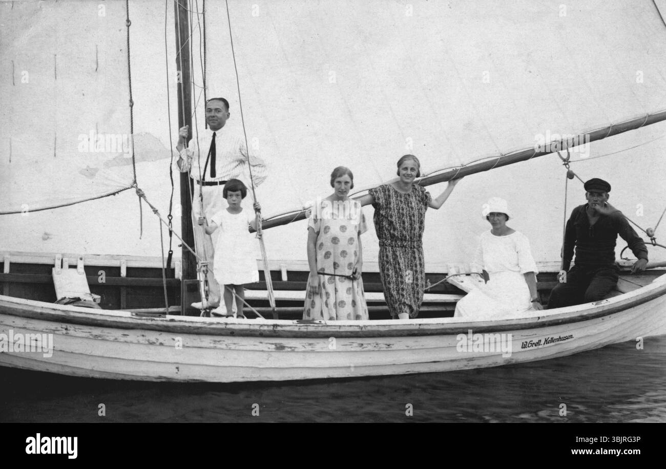 Group in sailing boat, 1920s, family standing on a sailing boat with ...