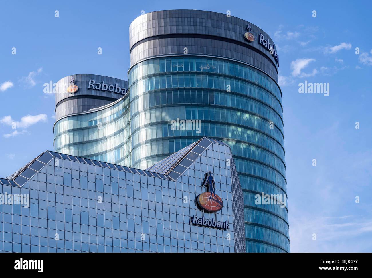 Spiegelnde Fassade des Rabobank Gebäude am Hauptbahnhof, Utrecht ...