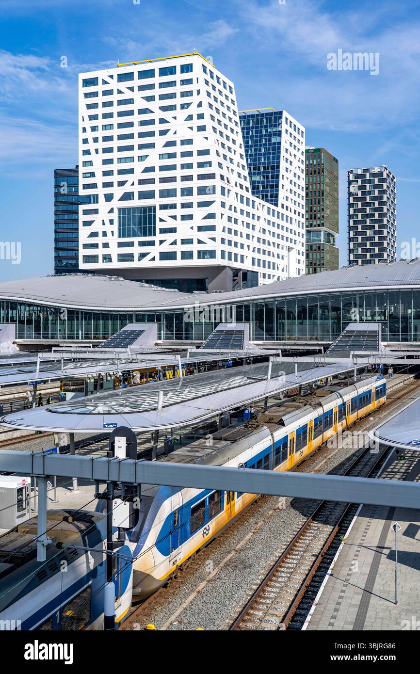 Der Hauptbahnhof Utrecht Centraal, Gleise und Bahnhofshalle, Züge der ...