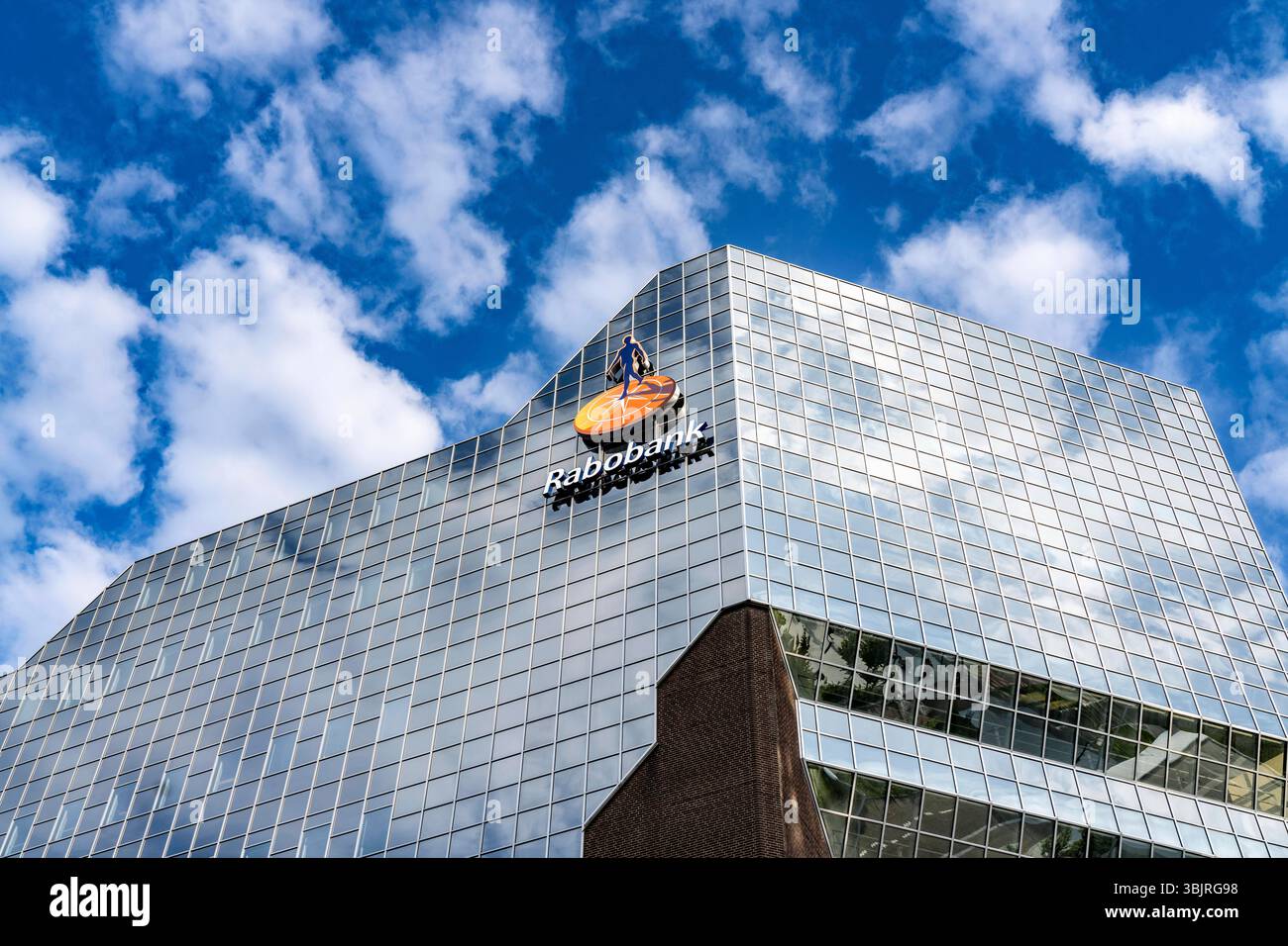Spiegelnde Fassade des Rabobank Gebäude am Hauptbahnhof, Utrecht ...