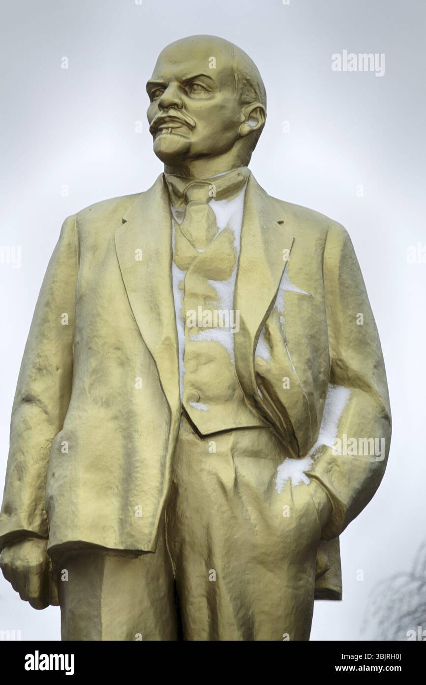 Bronze monument of Lenin. Monuments of the Soviet era Stock Photo - Alamy