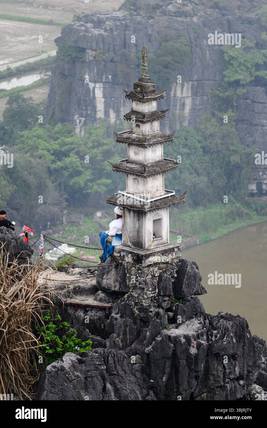 The view from Hang Mua Viewpoint or Nui Ngoa Long (Lying Dragon ...