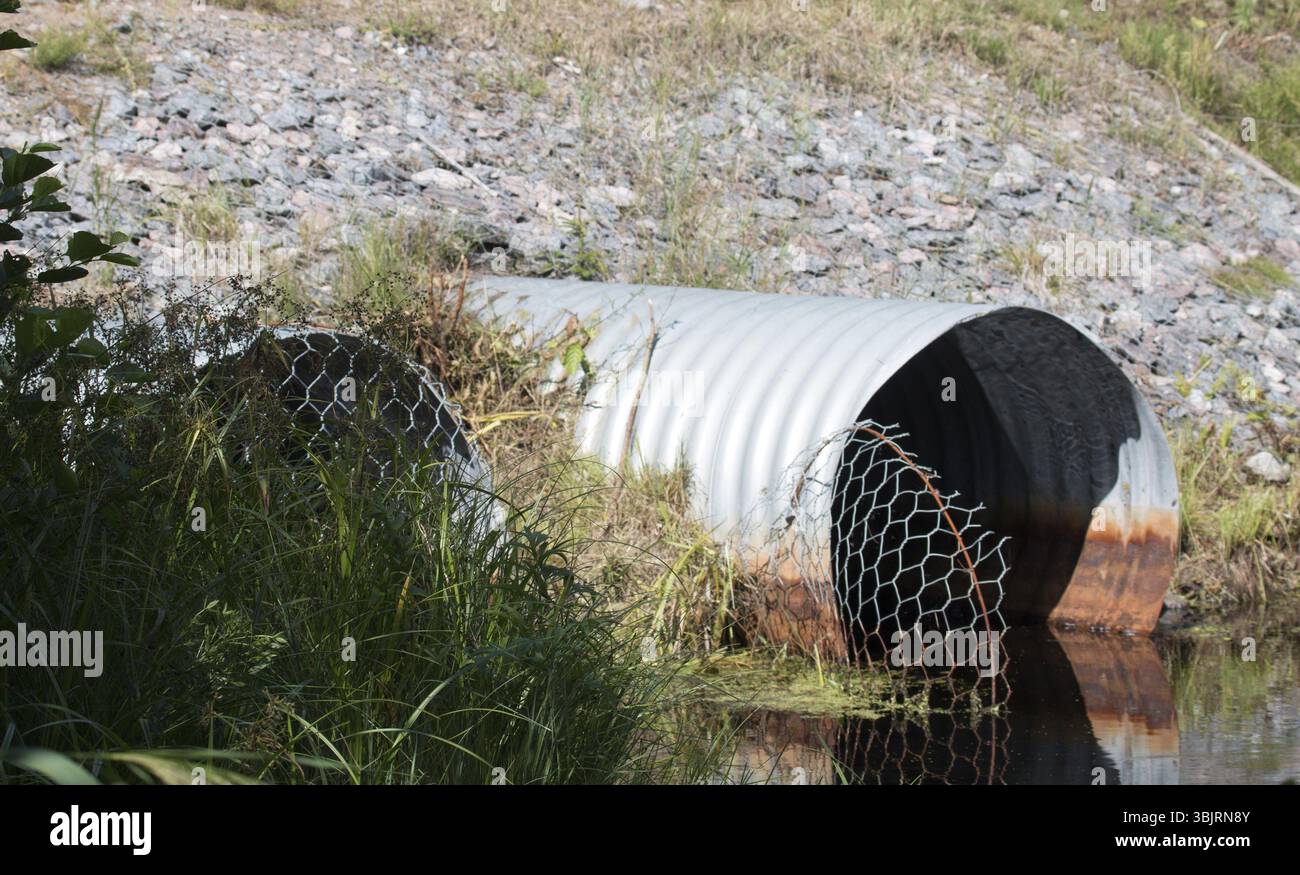 Culvert and mesh that recovers the penetration of beavers and ...