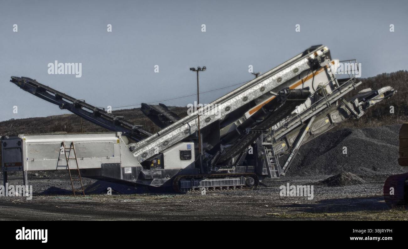 Plant for extraction and production of gravel and granite chips ...