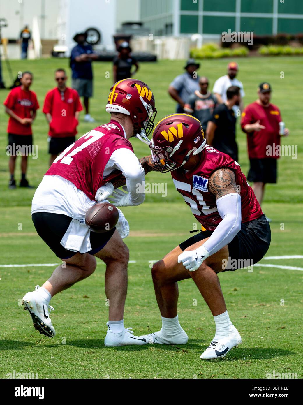 Washington Commanders linebacker Nick Bellore (57) and linebacker Ale ...